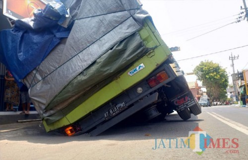 Baru Dibangun, Gorong-Gorong Langsung Ambles Dilewati Truk Trailer - Jatim Times