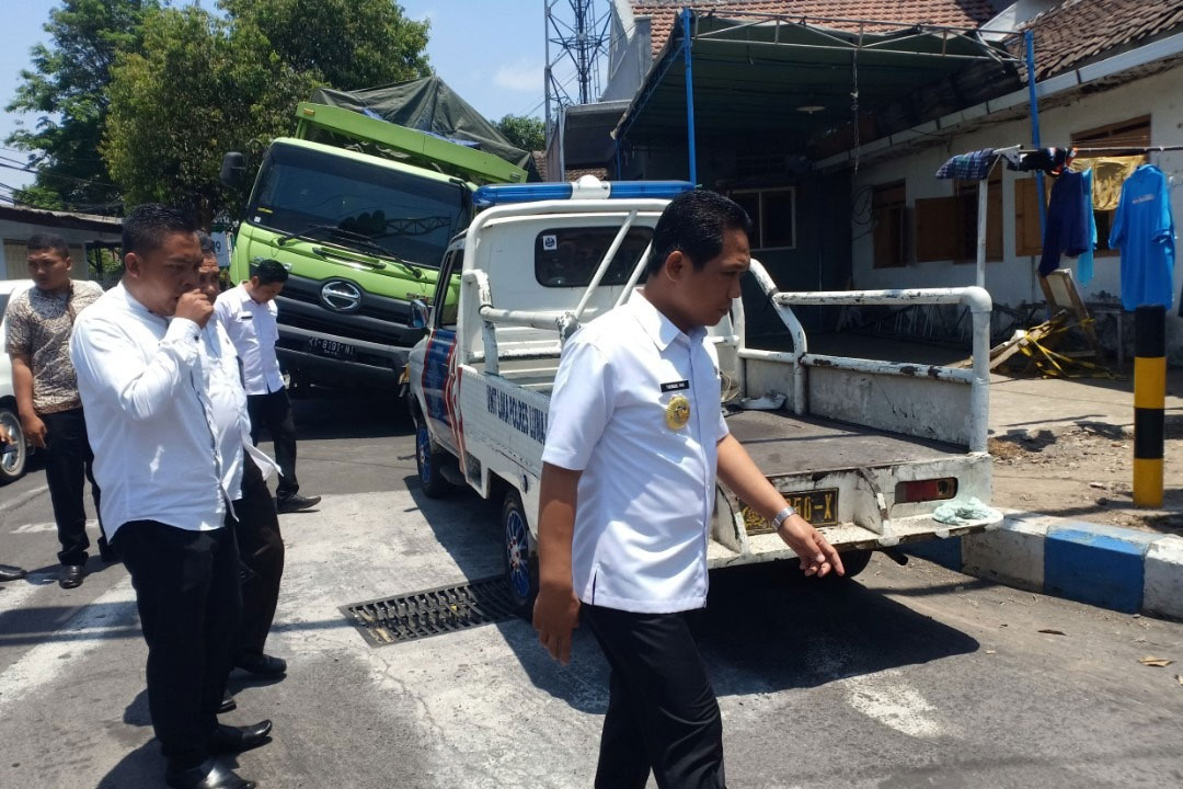 Baru Dibangun, Gorong-Gorong Langsung Ambles Dilewati Truk Trailer - Jatim Times