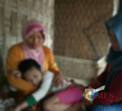 Kasihan Bocah Ini, Hidup di Bekas Kandang Ayam, Lantaran Menderita Penyakit Retardasi Mental ...