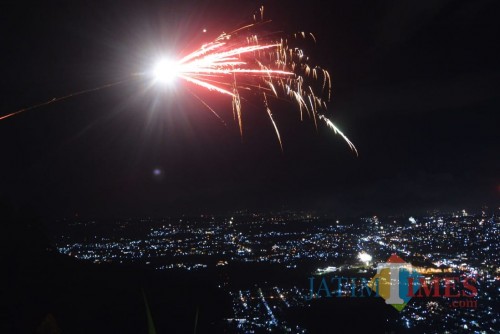 Cak Percil, Riyadlul Jannah dan Ribuan Kembang Api Semarakkan ...