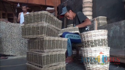 Tren Gaya Rustik, Kerajinan Keranjang Rotan Kembali Jadi Idola - Jatim ...