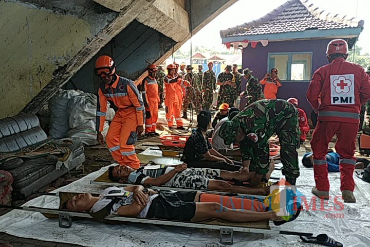 Kopaskhas Berjibaku Evakuasi Korban Banjir di Kampung Warna-Warni dan ...