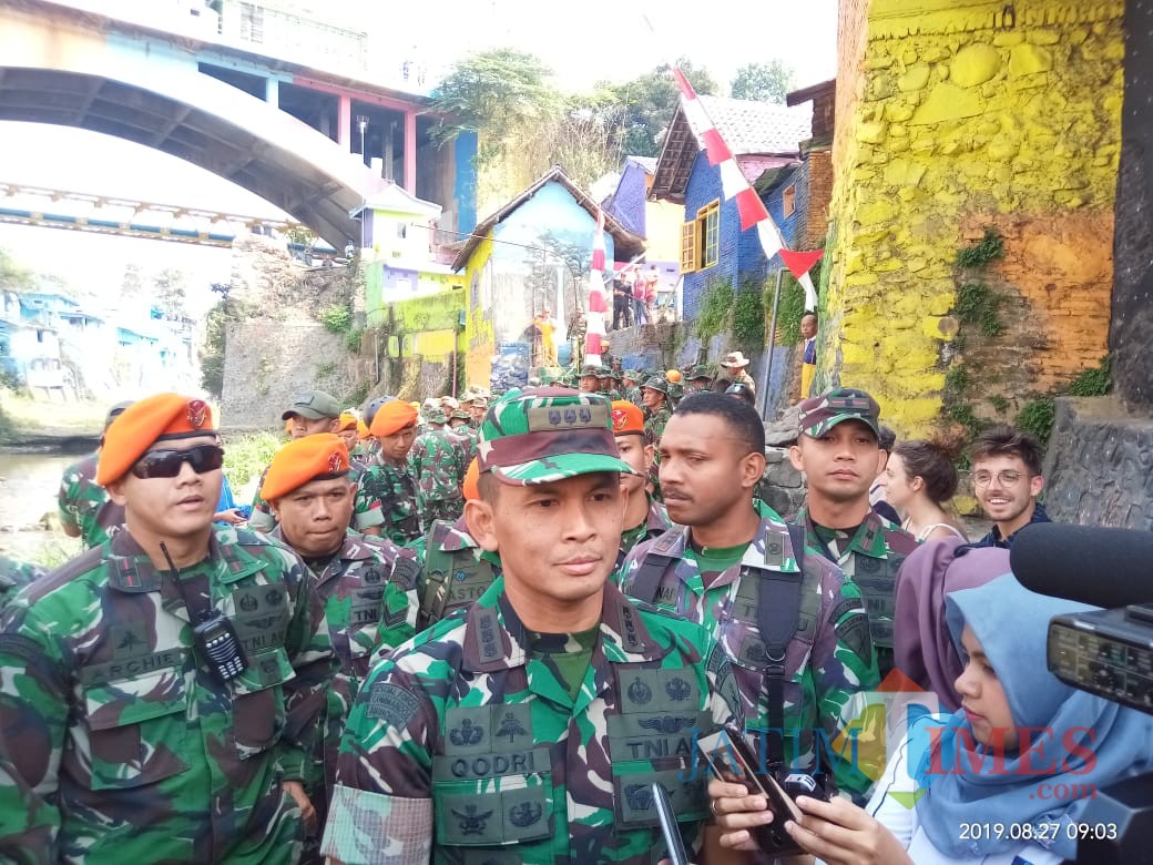 Kopaskhas Berjibaku Evakuasi Korban Banjir di Kampung Warna-Warni dan ...