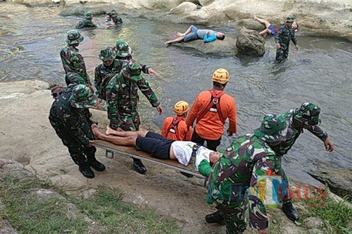 Kopaskhas Berjibaku Evakuasi Korban Banjir di Kampung Warna-Warni dan ...