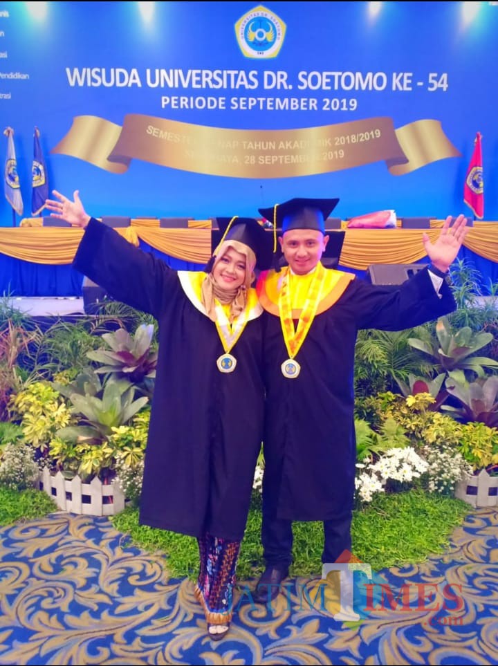 Raih Nilai Cumlaude, Pasutri Ini Wisuda S2 Bareng di Unitomo - Surabaya ...