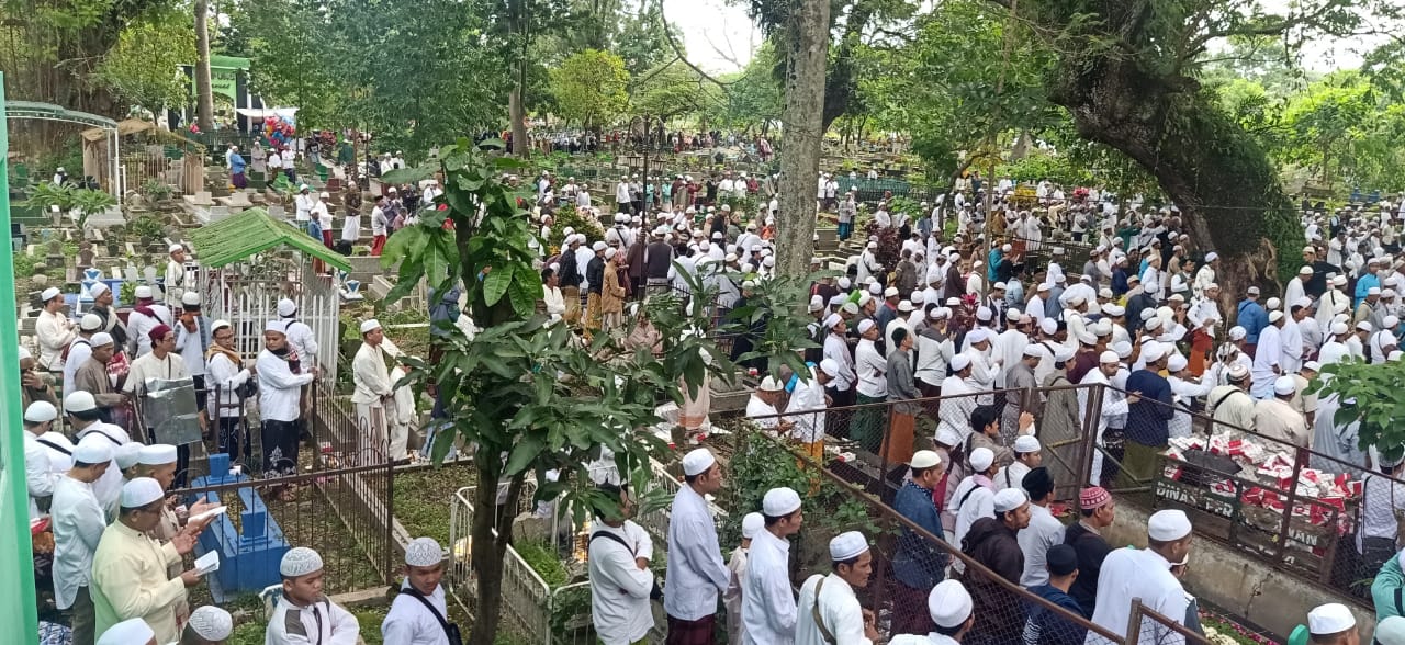Ribuan Orang Berbaju Putih Terus Berdatangan Padati TPU Kasin - Malang Times