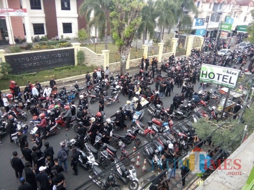 Ribuan Pendekar PSHT Kepung PN Jember di Tengah Pandemi Covid-19 ...