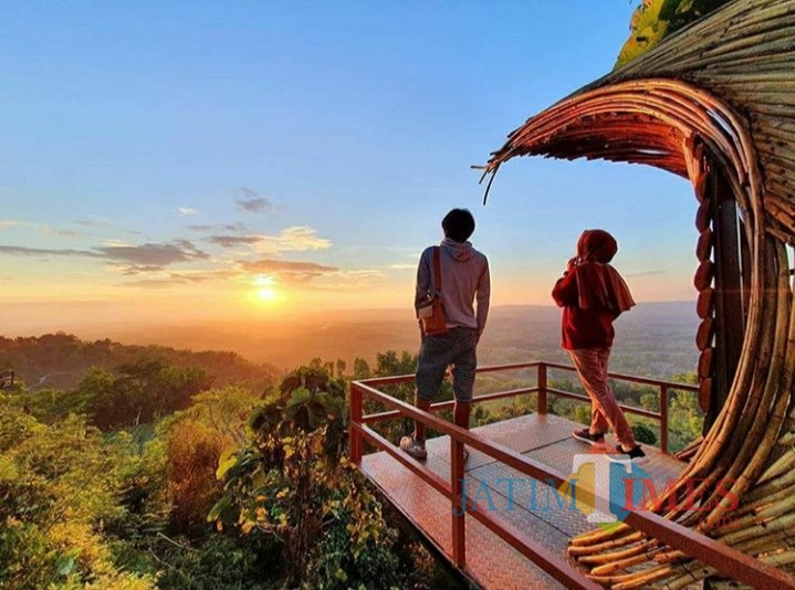 Berburu Sunset di Puncak Ratu, Menikmati Panorama Alam Pamekasan dari ...