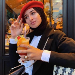 Berhijab dengan Outfit Beret Hat? Intip Gaya Hanan Al Badri Yuk ...