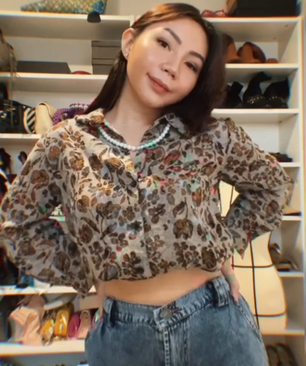 5 Gaya Vintage Pakai 1 Shirt ala Kyra Nadya Ini Bikin Outfit Nggak ...