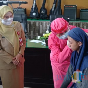 Disabilitas Dapat Bantuan Alat Pintal Benang dan Alat Bantu Dengar dari ...