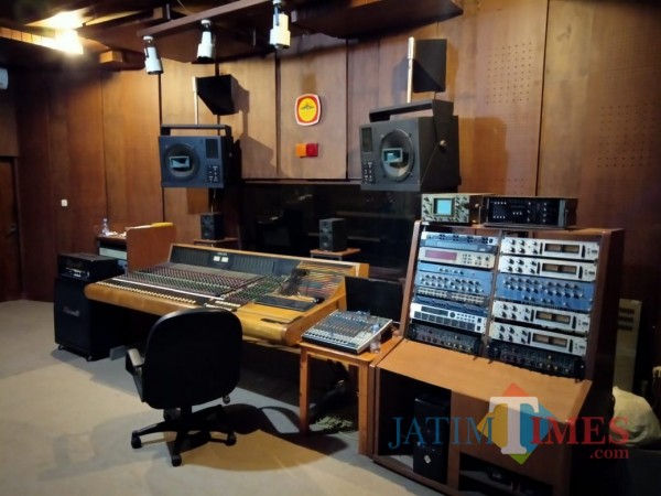 Melihat dari Dekat Lokananta, Studio Rekaman Tertua di Indonesia ...
