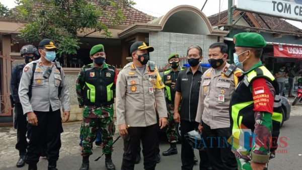 Petugas Gabungan Patroli Berskala Besar Buru Banner dan Spanduk FPI di ...