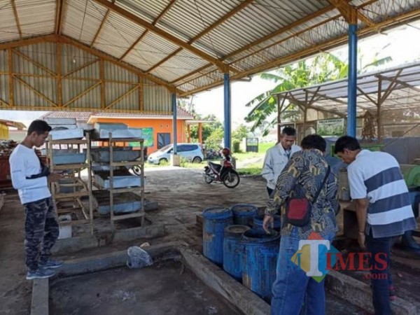 DLH Lumajang Dukung Karang Taruna Desa Senduro Kelola Sampah | Jatim TIMES