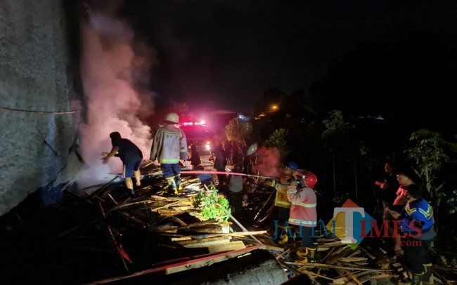 Puntung Rokok Nyaris Bakar Pabrik Kayu di Tulungagung, Begini ...