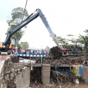 Pembersihan Material Pasca Banjir Bandang Dikebut, Targetkan Selesai ...