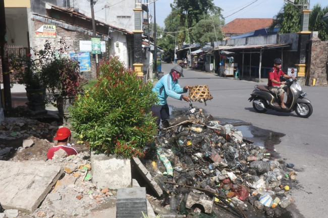 Bersihkan Sampah, PUPR Sebut Pemasangan Kabel Ganggu Aliran Air - Jatim ... Bersihkan Sampah, PUPR Sebut Pemasangan Kabel Ganggu Aliran Air - Jatim ...