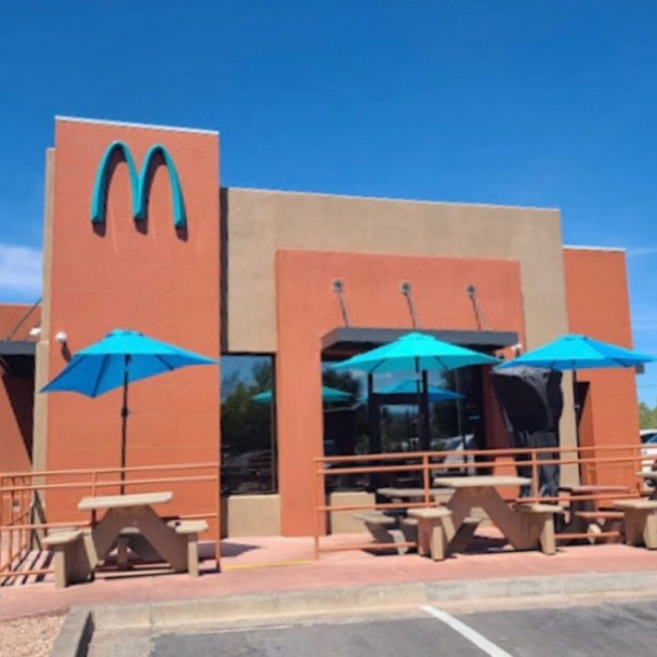 Unik, Logo McD di Amerika Ini Warna Biru Tiruan atau Resmi? | Batu TIMES