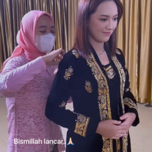 Fitting Baju Pengantin Adat Jawa, Happy Asmara Akan Nikah? | MalangTIMES