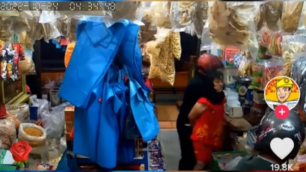 Ngeri, Aksi Perampokan Cekik Leher Pemilik Toko Terekam CCTV | Blitar TIMES