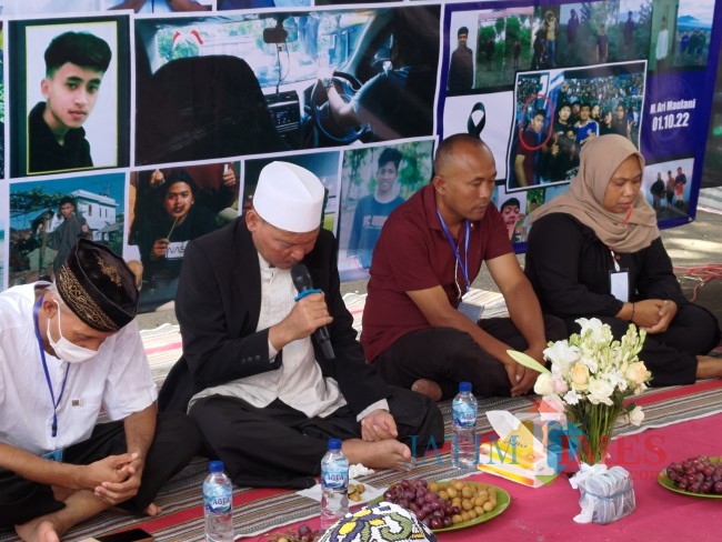 Ustad Anas Fauzi Pimpin Doa, Keluarga Korban Kanjuruhan Bakal Layangkan ...