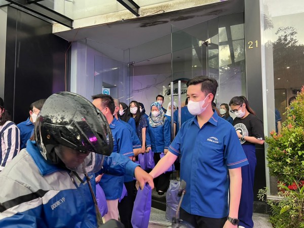 41 Tahun PJM Group, Bagi Ribuan Takjil di 5 Kota Besar Jatim - Malang Times