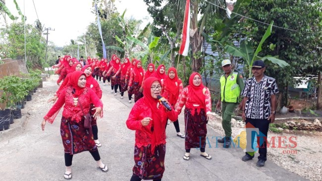 Desa Sumbermanjing Kulon Tonjolkan Parade Kentongan dan Produk UMKM di ...