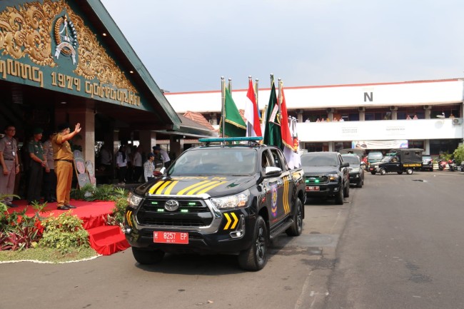 Kirab Pataka Jer Basuki Mawa Beya Tiba di Kabupaten Malang, Sematkan ...