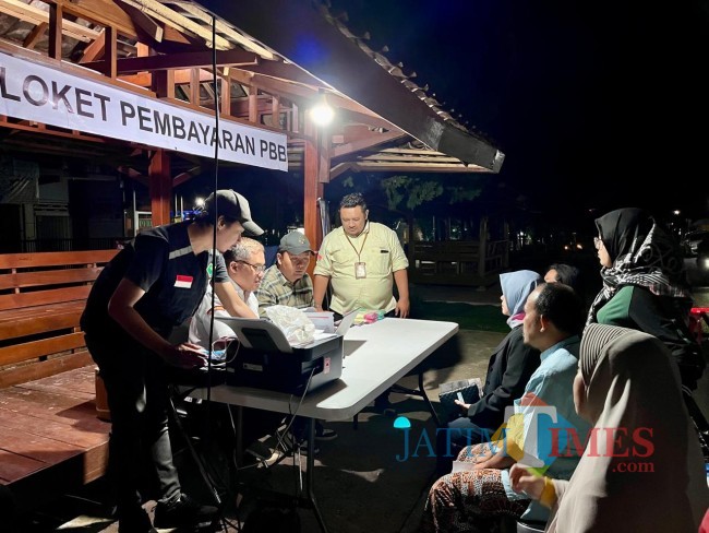 Antusiasnya Warga, Bapenda Kota Malang Jemput Bola Pembayaran PBB Singgah Perumahan Malam Hari